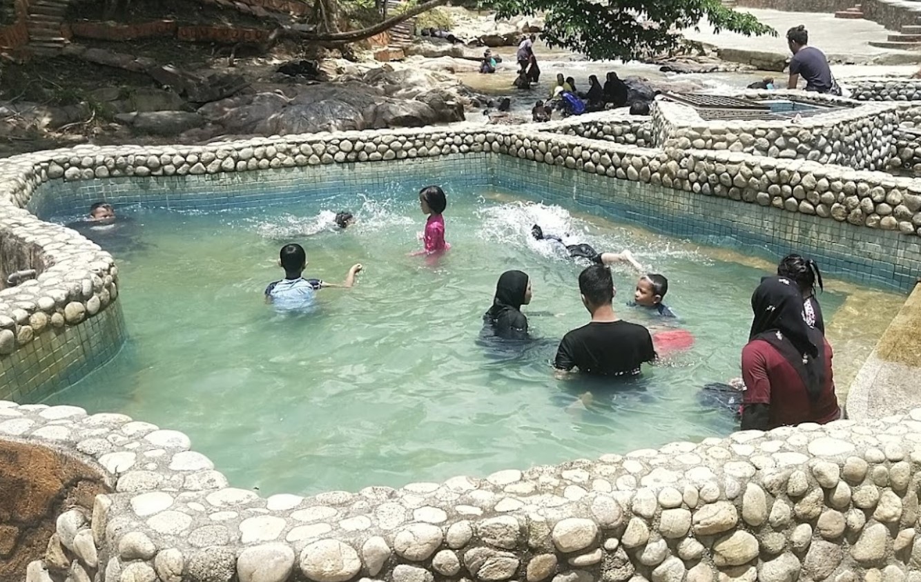 √ Lubuk Timah Hot Springs: Harga Tiket, Waktu Operasi & Aktiviti (2025)